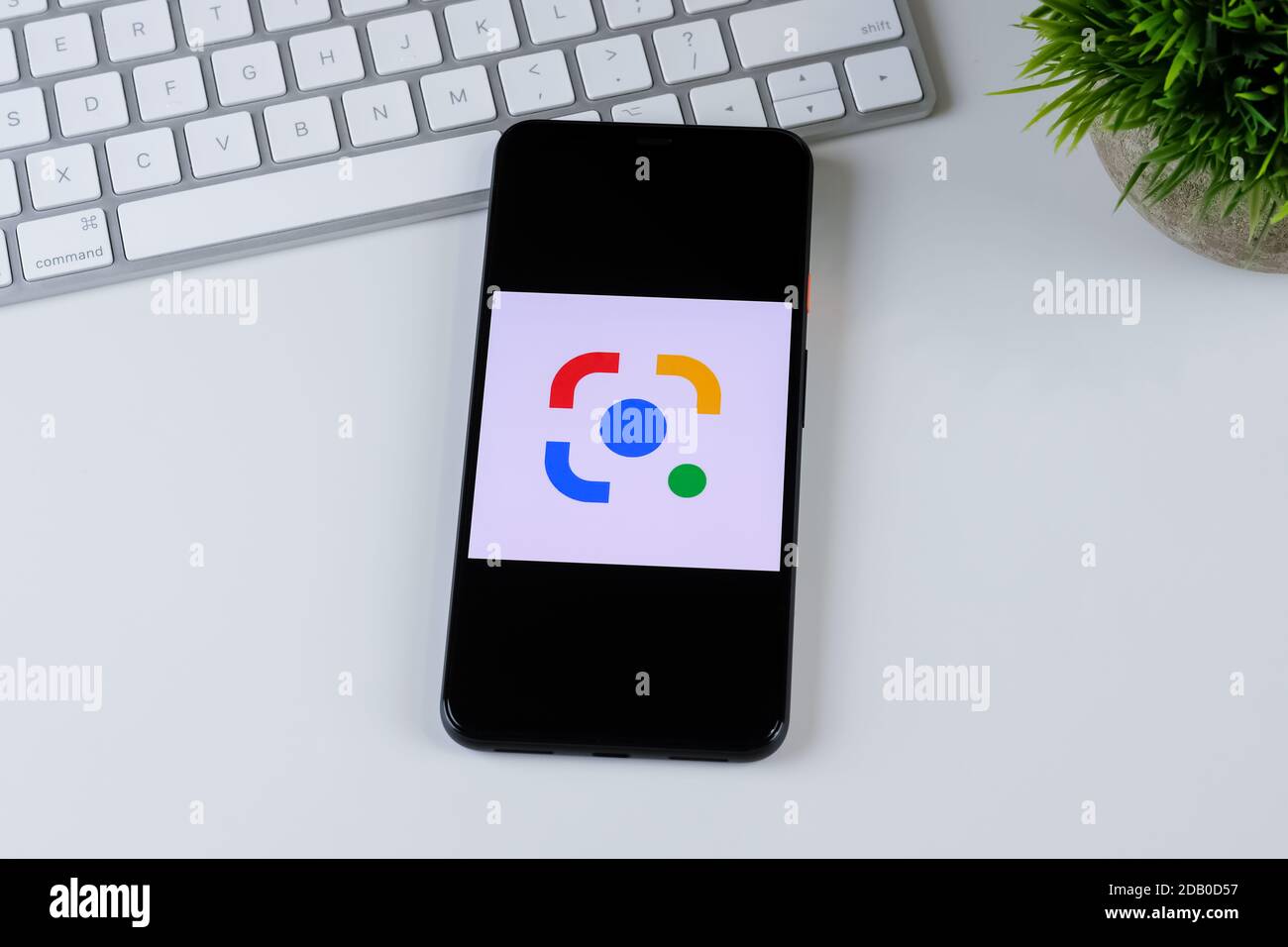 Google Lens app logo on a smartphone screen Stock Photo - Alamy