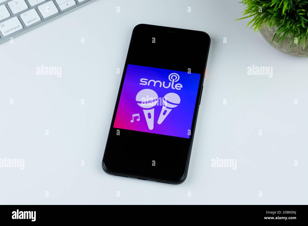 Smule app logo on a smartphone screen Stock Photo - Alamy
