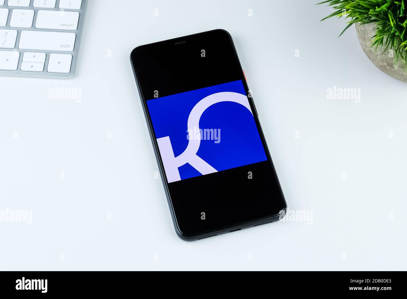 Kroger app logo on a smartphone screen Stock Photo - Alamy