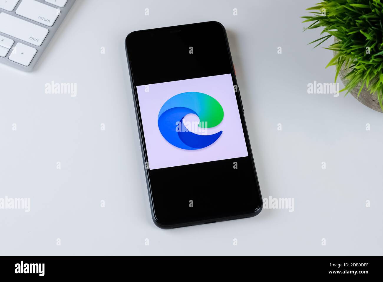 Microsoft Edge: Web Browser app logo on a smartphone screen Stock Photo ...