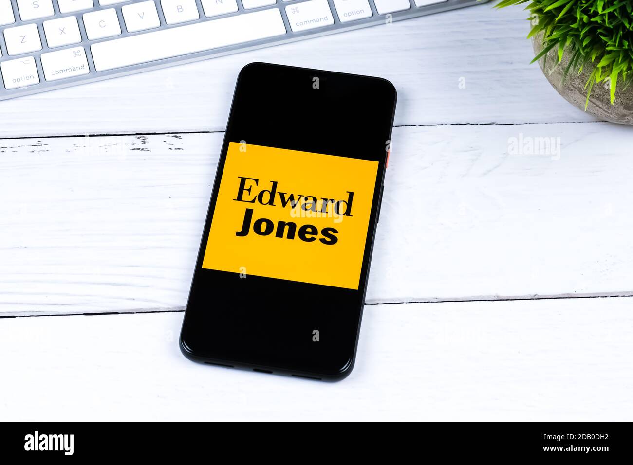 Edward Jones - Mobile app logo on a smartphone screen Stock Photo - Alamy