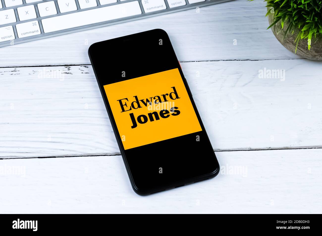 Edward Jones - Mobile app logo on a smartphone screen Stock Photo - Alamy