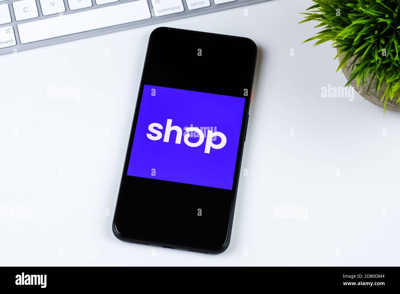 Shop app logo on a smartphone screen Stock Photo - Alamy