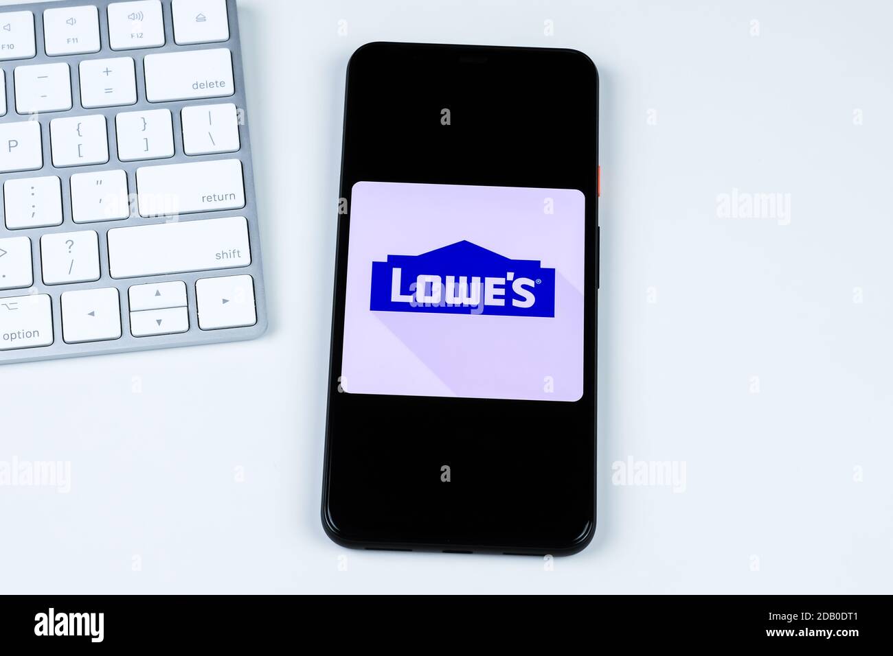 Lowe's app logo on a smartphone screen Stock Photo - Alamy