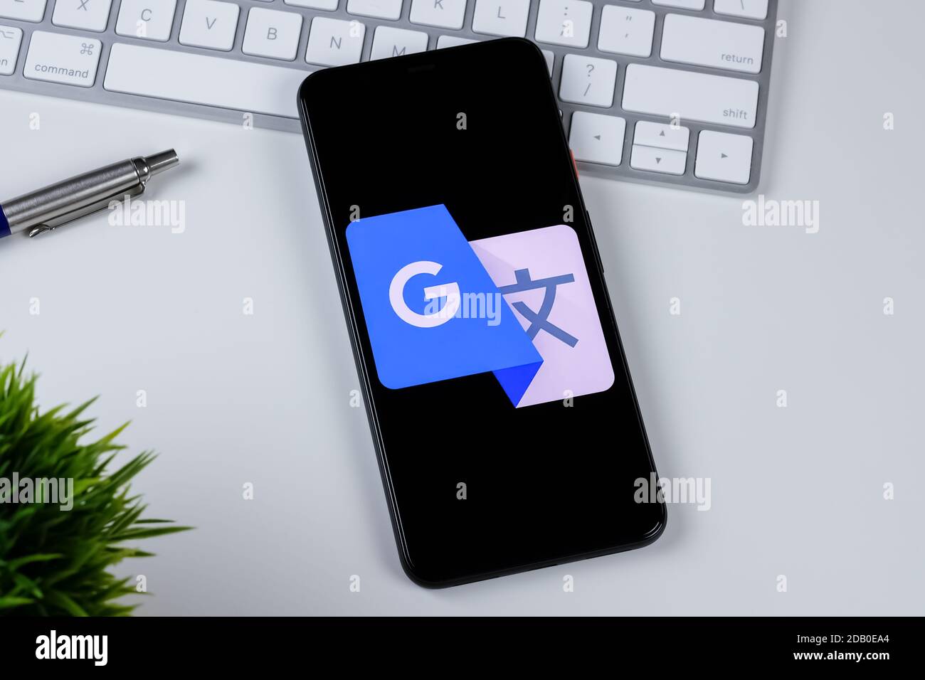 Google Translate app logo on a smartphone screen Stock Photo - Alamy