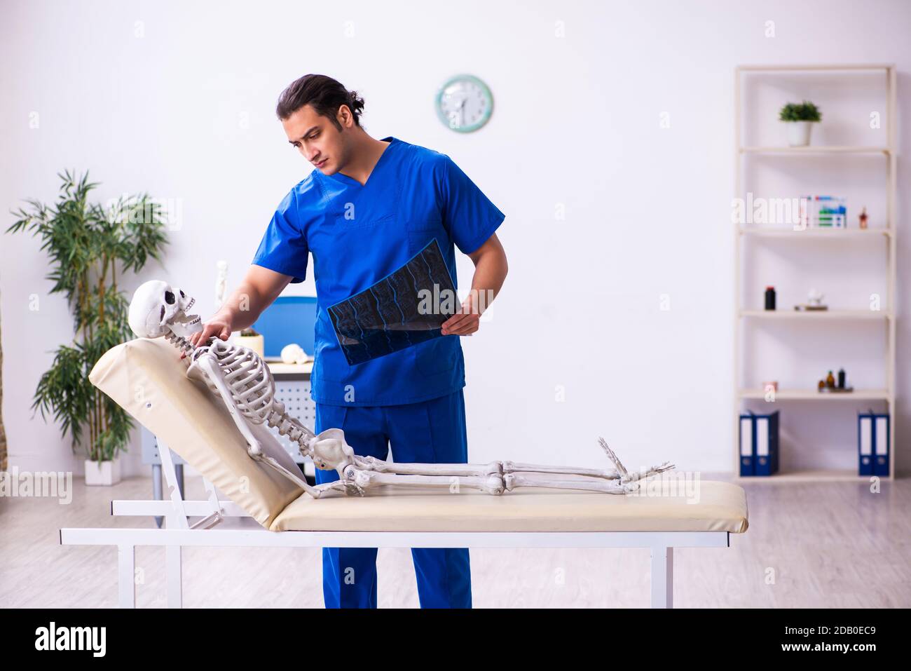 Male radiologist doctor and skeleton patient Stock Photo - Alamy