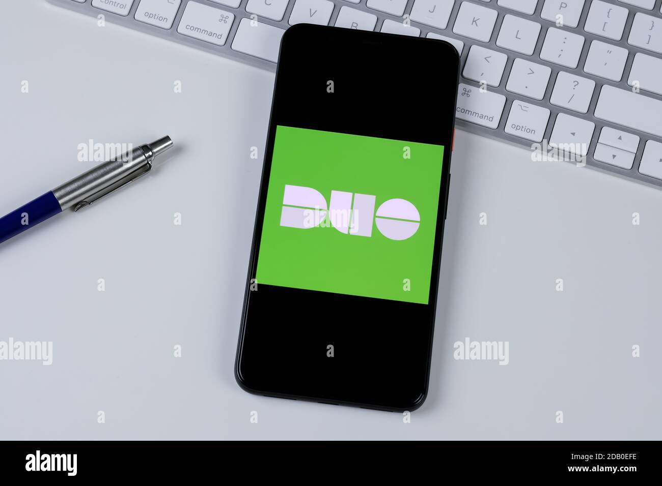 Duo Mobile app logo on a smartphone screen Stock Photo - Alamy