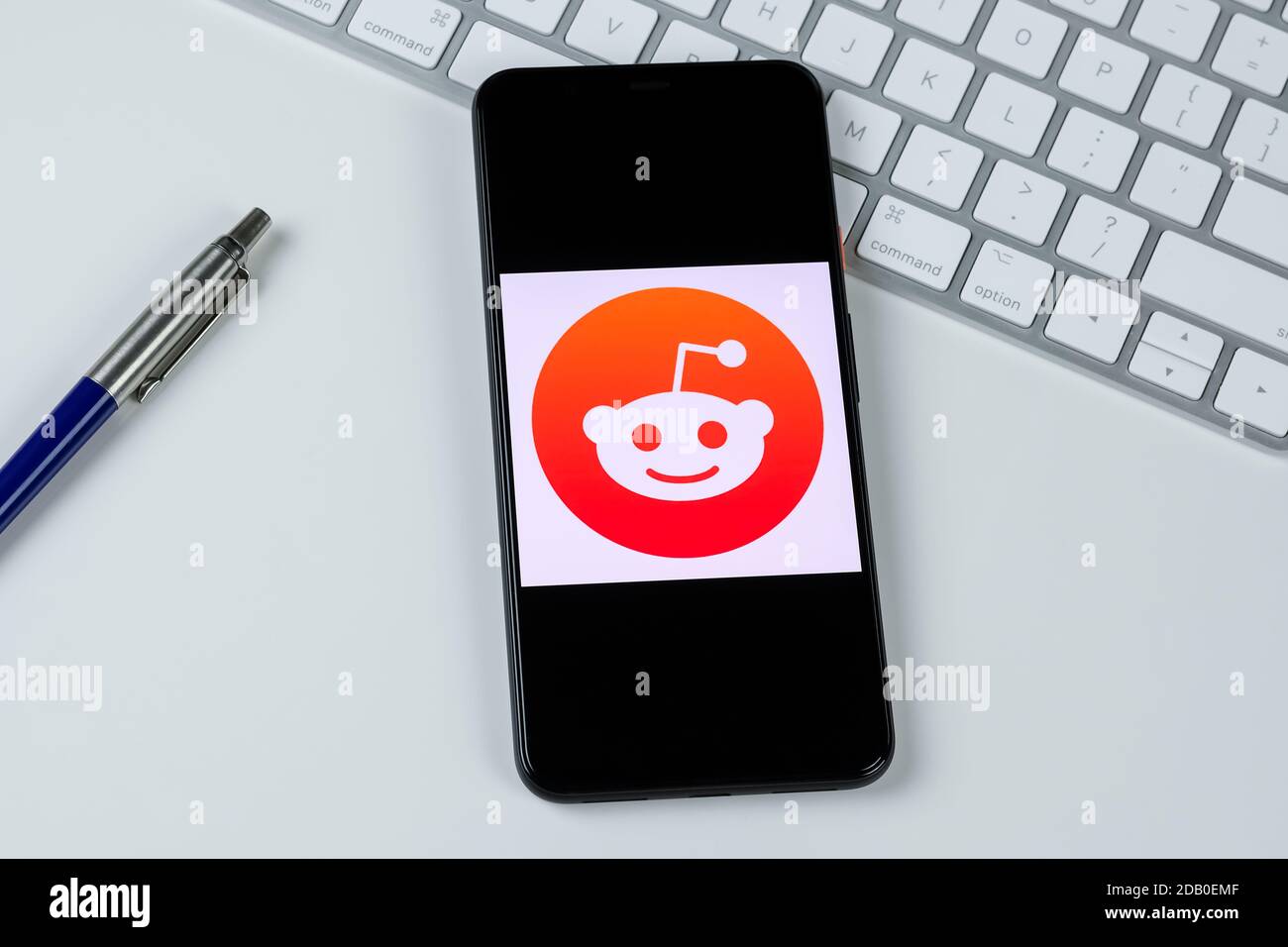 Reddit app logo on a smartphone screen Stock Photo - Alamy