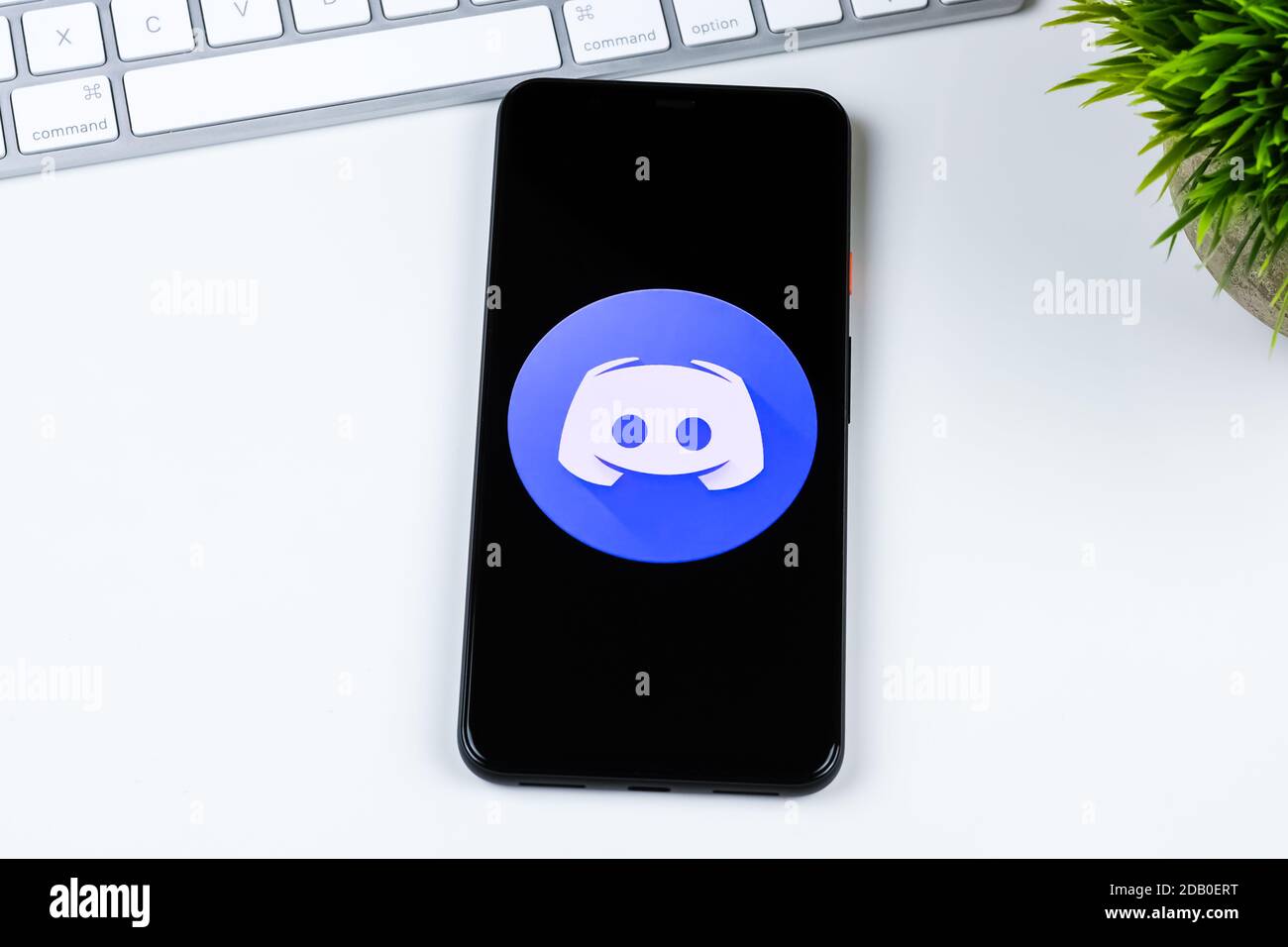 Discord app logo on a smartphone screen Stock Photo - Alamy