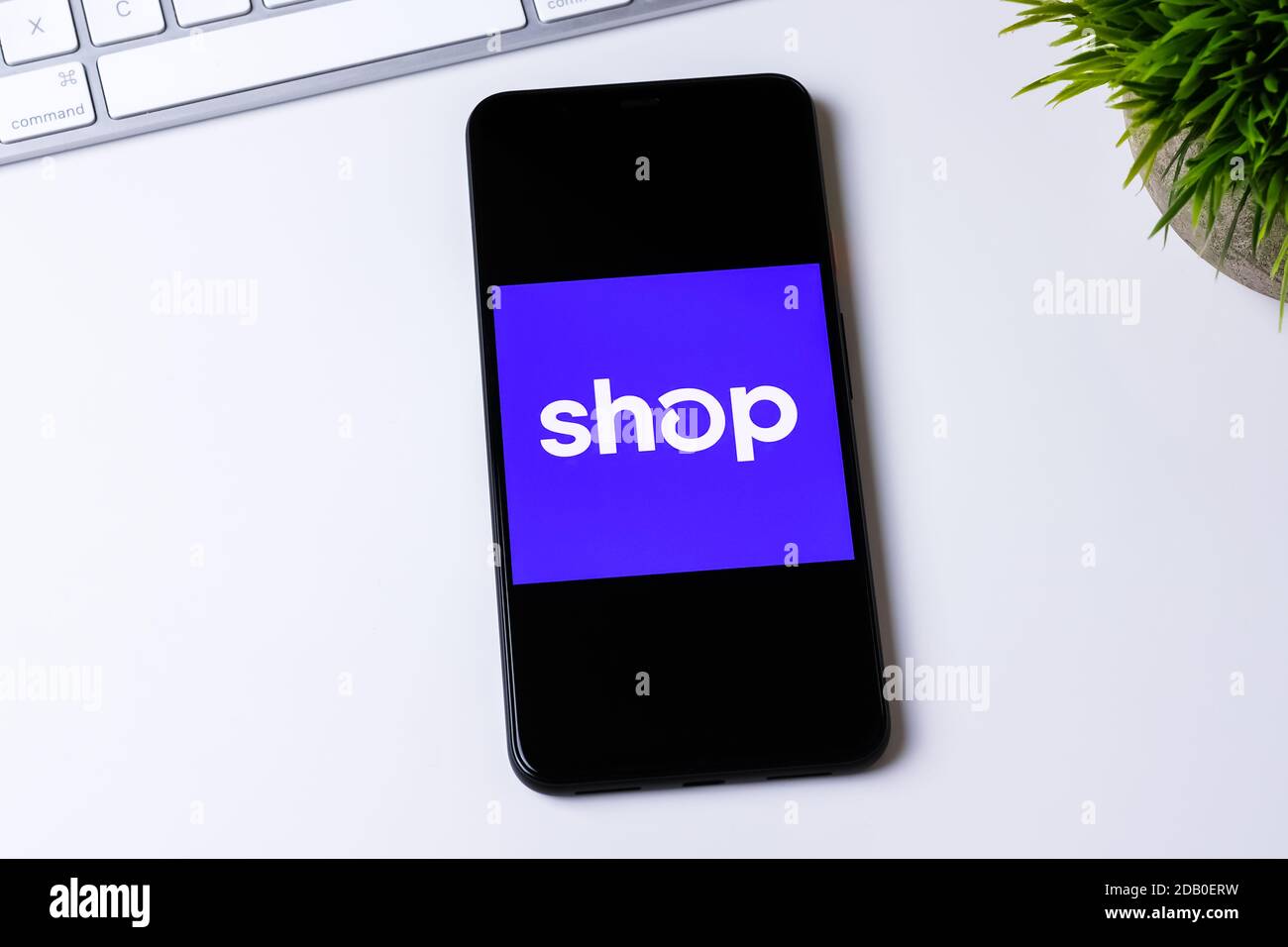 Shop app logo on a smartphone screen Stock Photo - Alamy