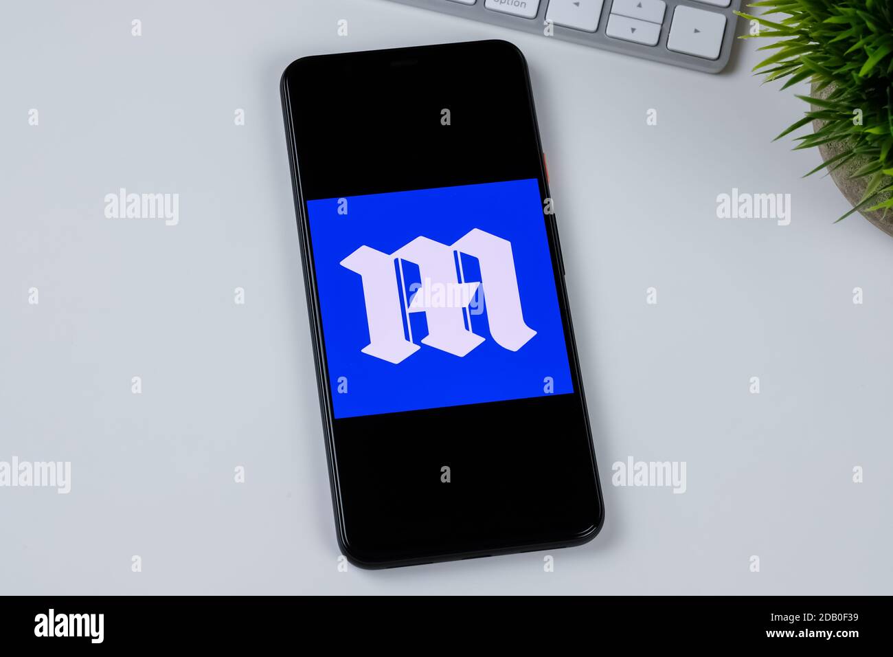 Daily Mail Online app logo on a smartphone screen Stock Photo - Alamy