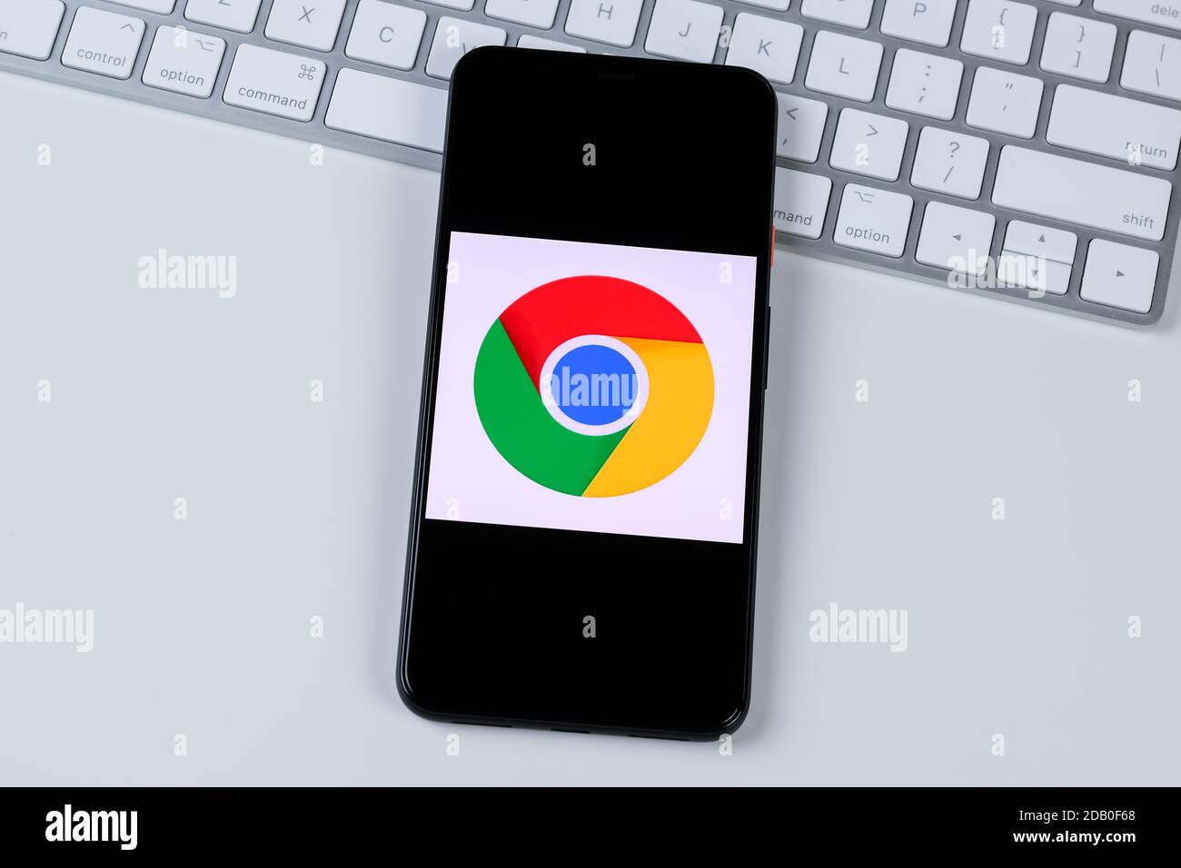 Google Chrome app logo on a smartphone screen Stock Photo - Alamy