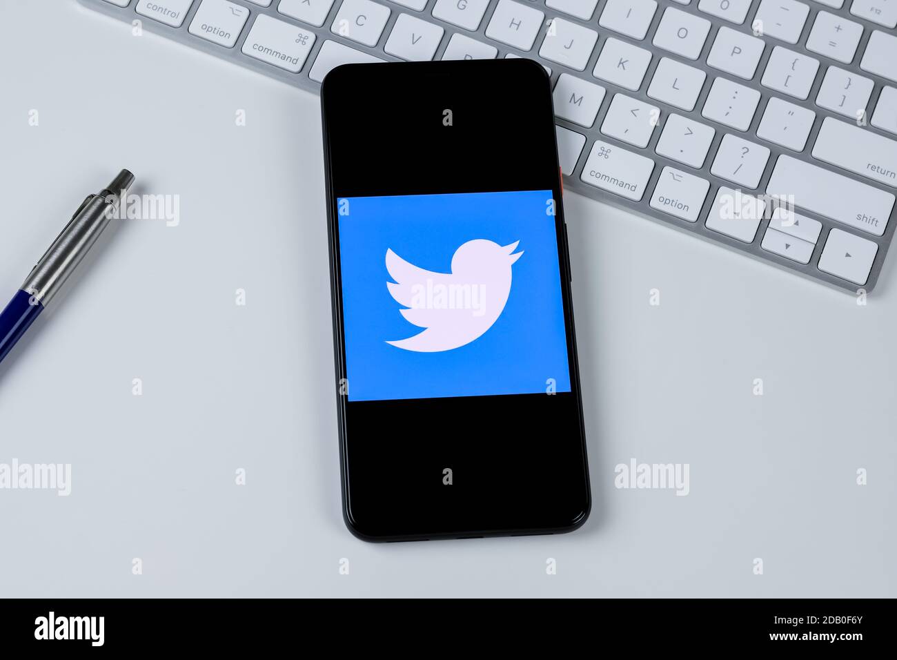 Twitter app logo hi-res stock photography and images - Alamy