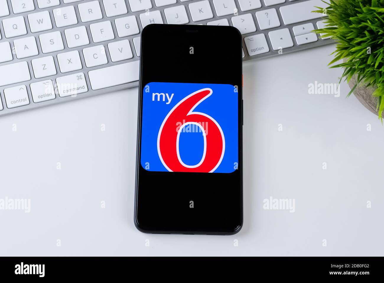 My6 (Motel 6) app logo on a smartphone screen Stock Photo - Alamy