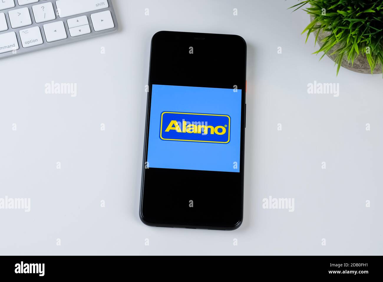 Alamo - Car Rental app logo on a smartphone screen Stock Photo - Alamy