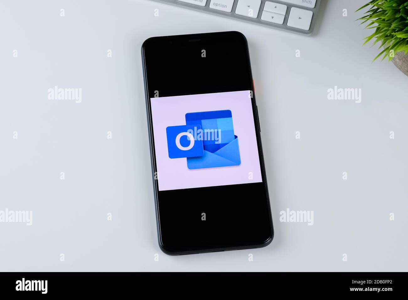 Outlook app logo hi-res stock photography and images - Alamy