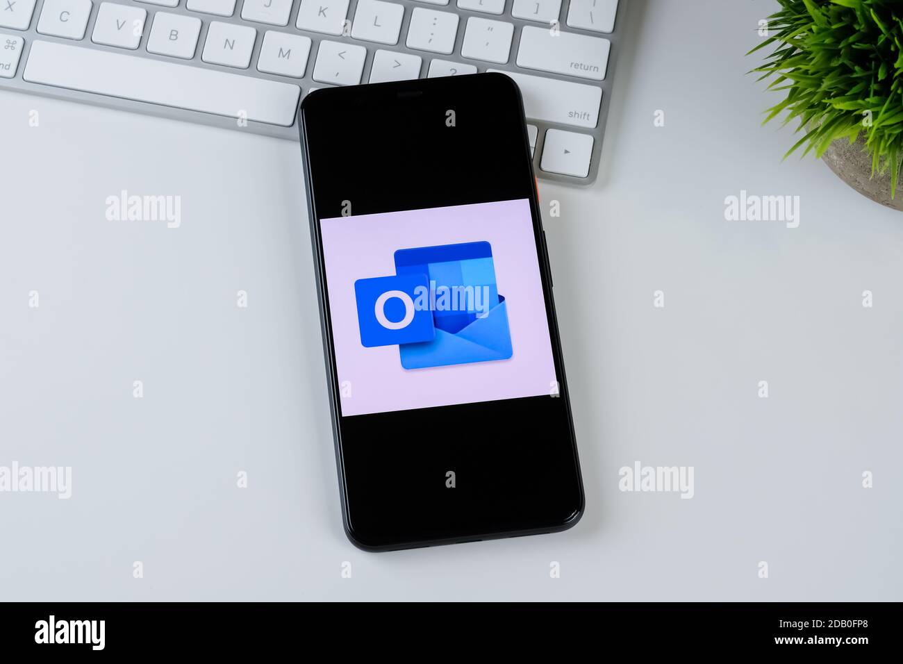 Outlook app logo hi-res stock photography and images - Alamy