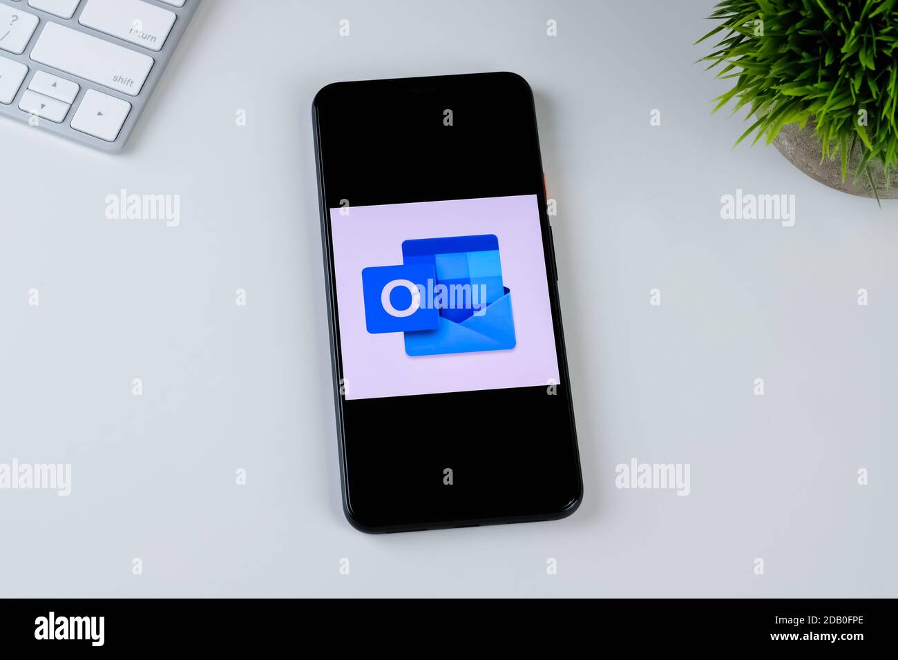 Outlook app logo hi-res stock photography and images - Alamy