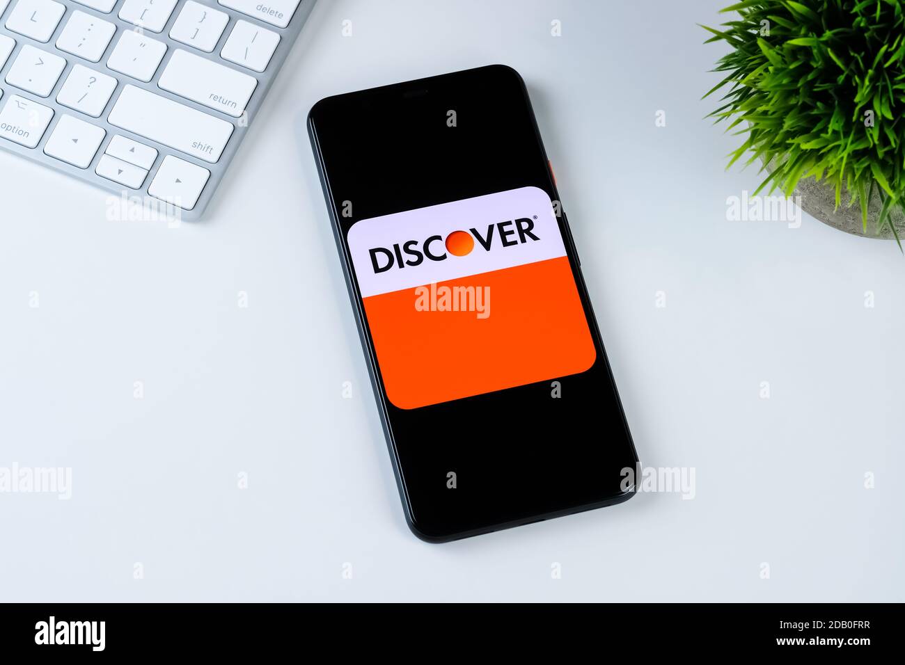 Discover Mobile app logo on a smartphone screen Stock Photo - Alamy