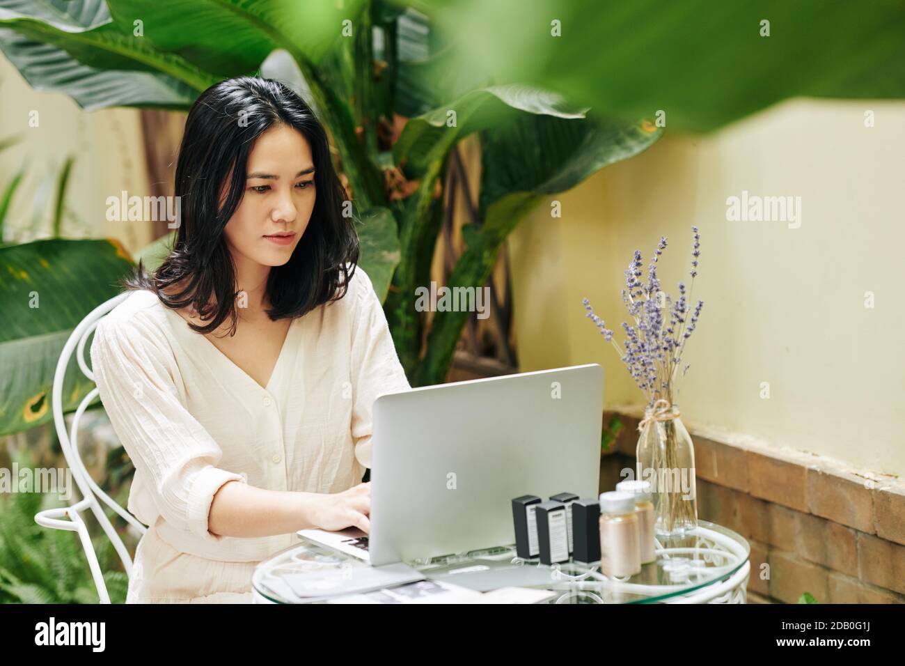 Selling cosmetics hi-res stock photography and images - Alamy