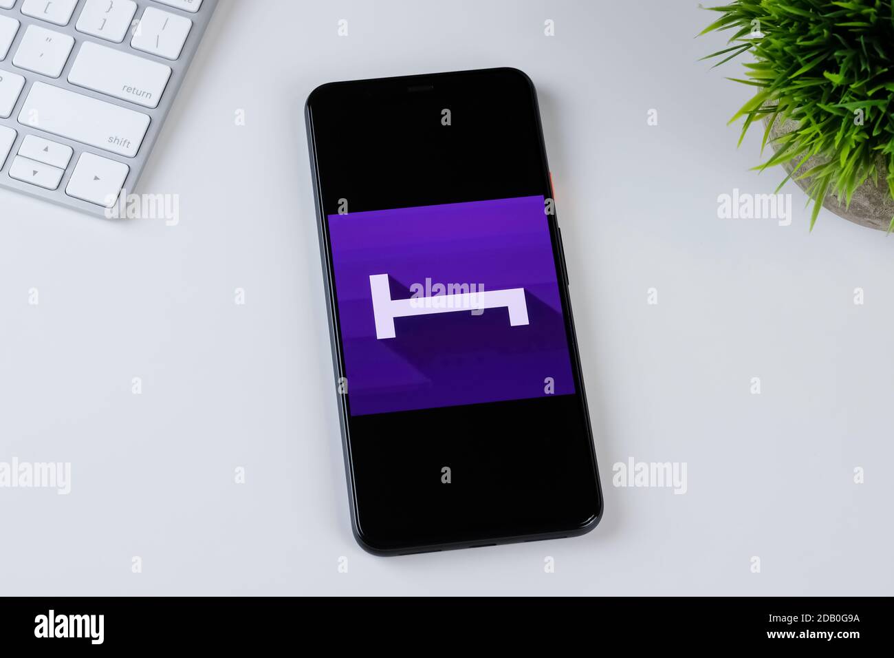 HotelTonight app logo on a smartphone screen Stock Photo - Alamy
