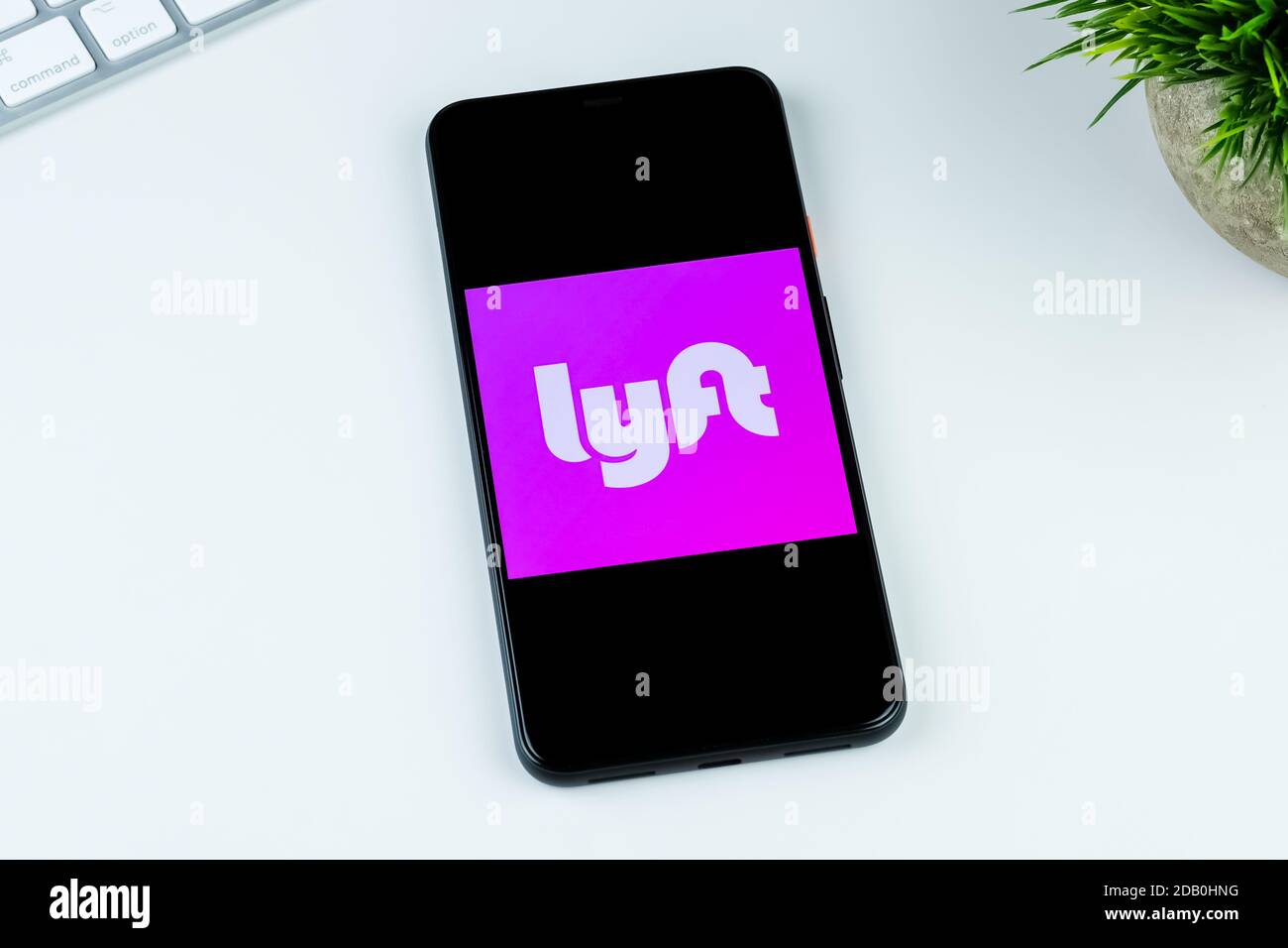 Lyft app logo on a smartphone screen Stock Photo - Alamy