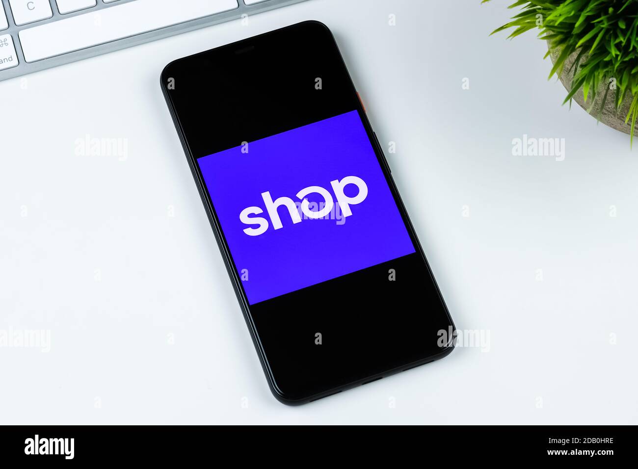 Shop app logo on a smartphone screen Stock Photo - Alamy