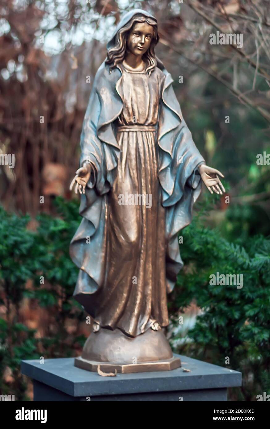 Moss lady statue hi-res stock photography and images - Alamy