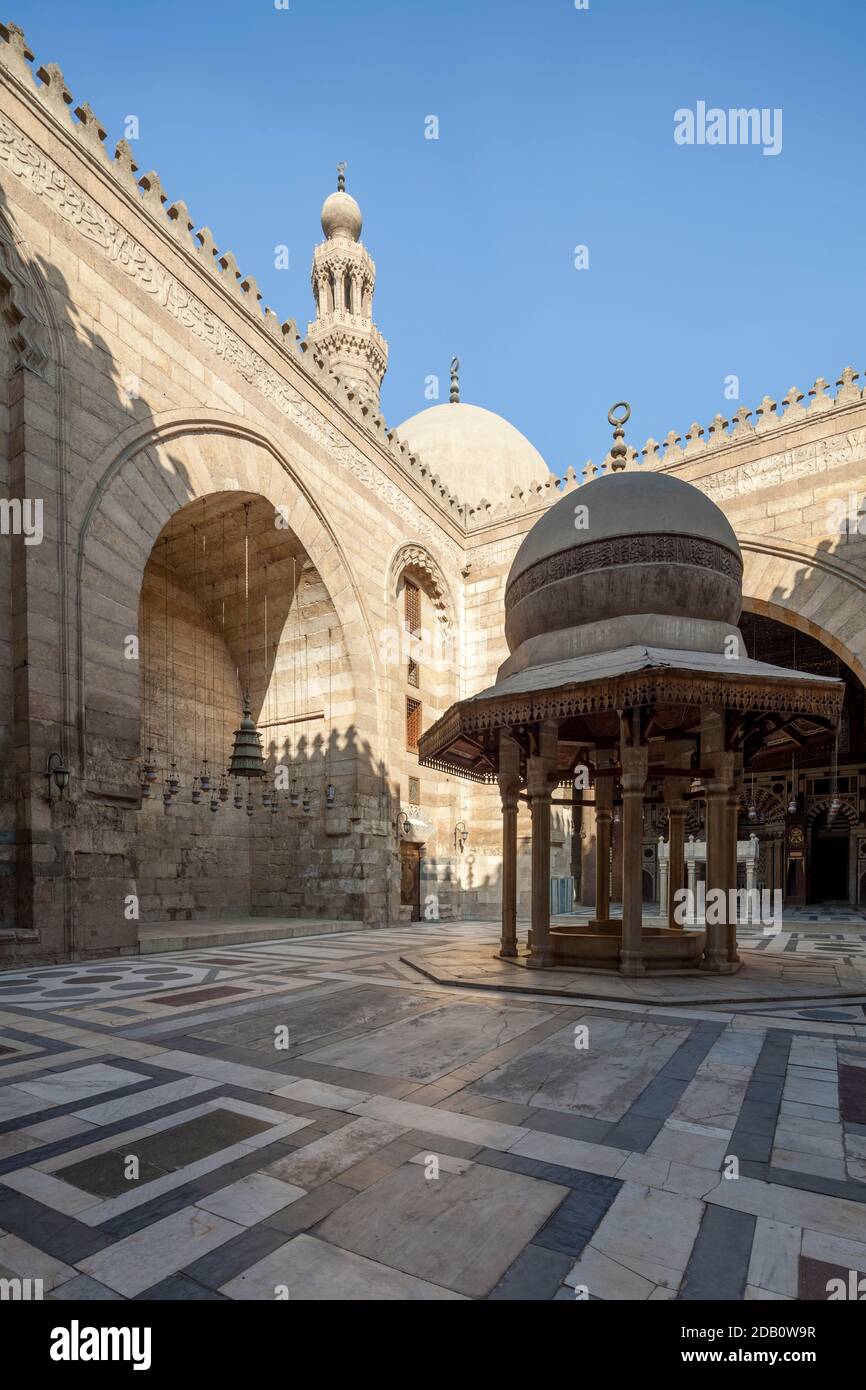 Egyptian courtyard hi-res stock photography and images - Alamy