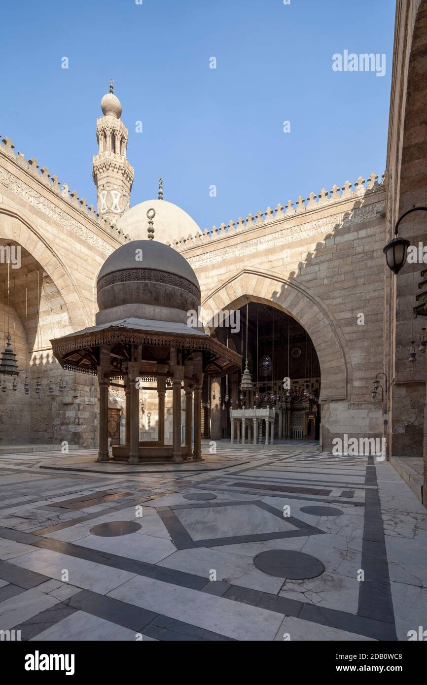 Egyptian courtyard hi-res stock photography and images - Alamy