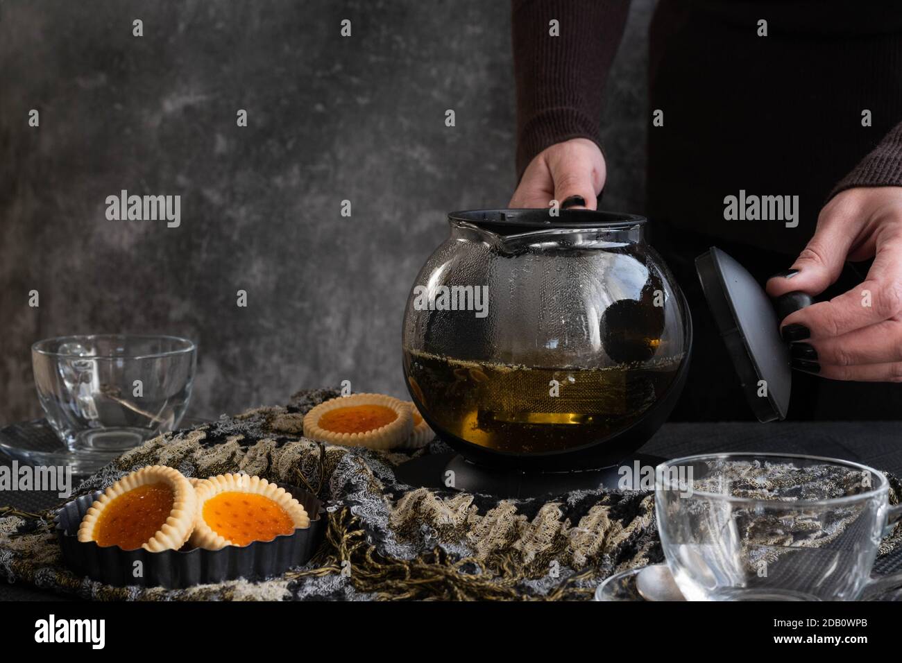 Woman hands pouring tea from a teapot Stock Photo - Alamy