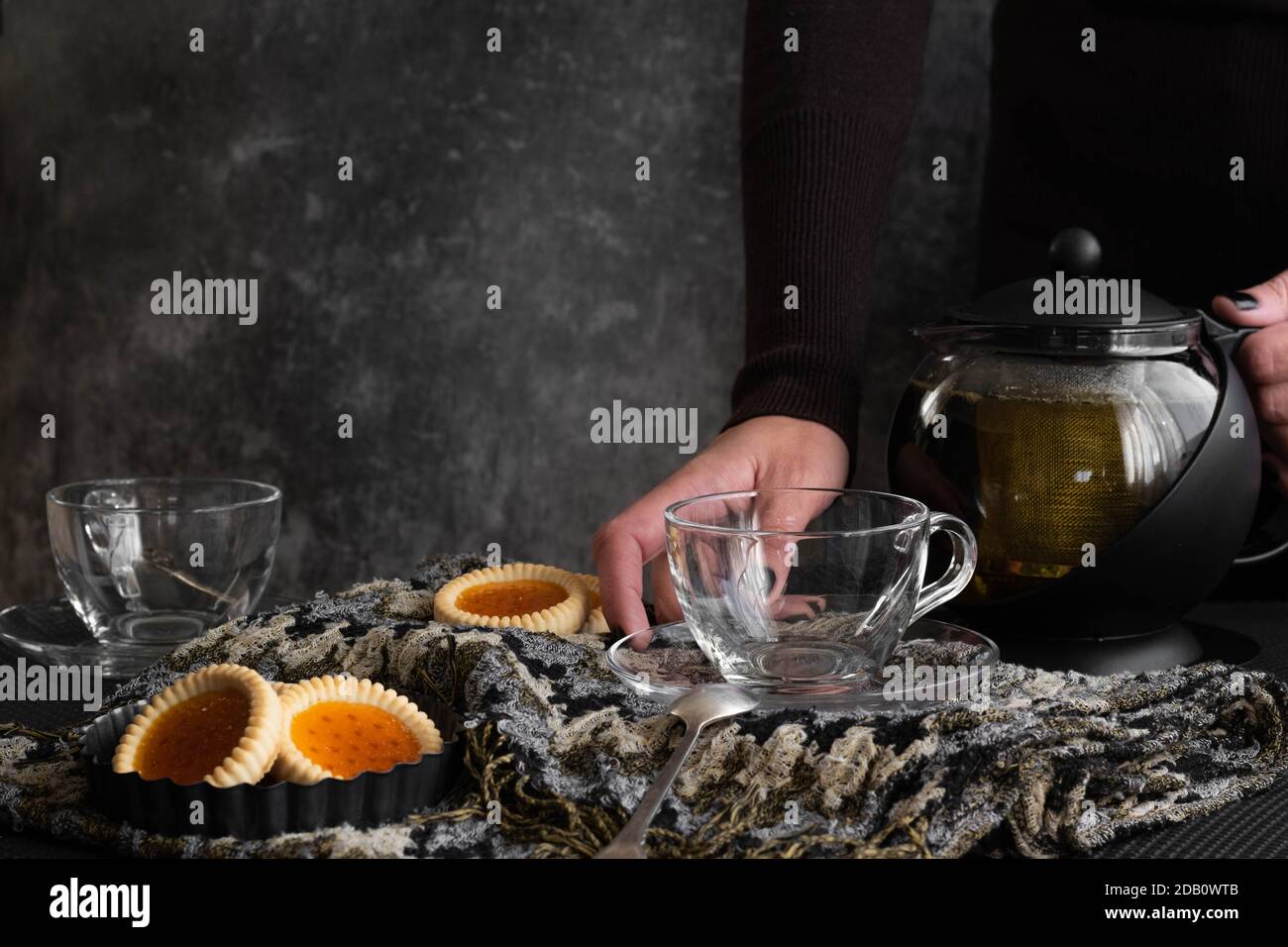 Female hands pour tea hi-res stock photography and images - Alamy