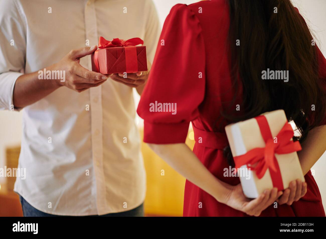 Couple wrapping christmas presents hi-res stock photography and images ...