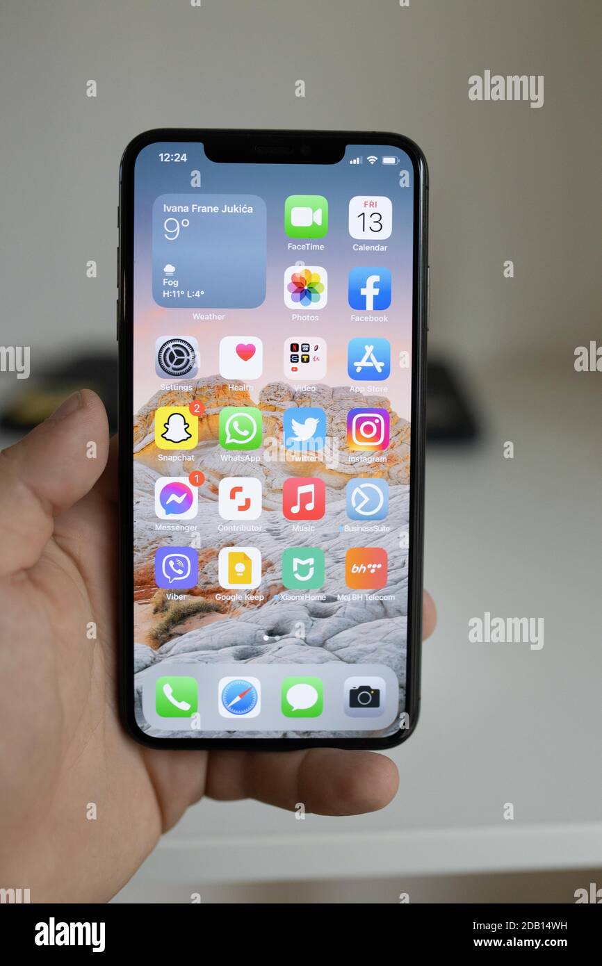 Iphone 13 apps hi-res stock photography and images - Alamy