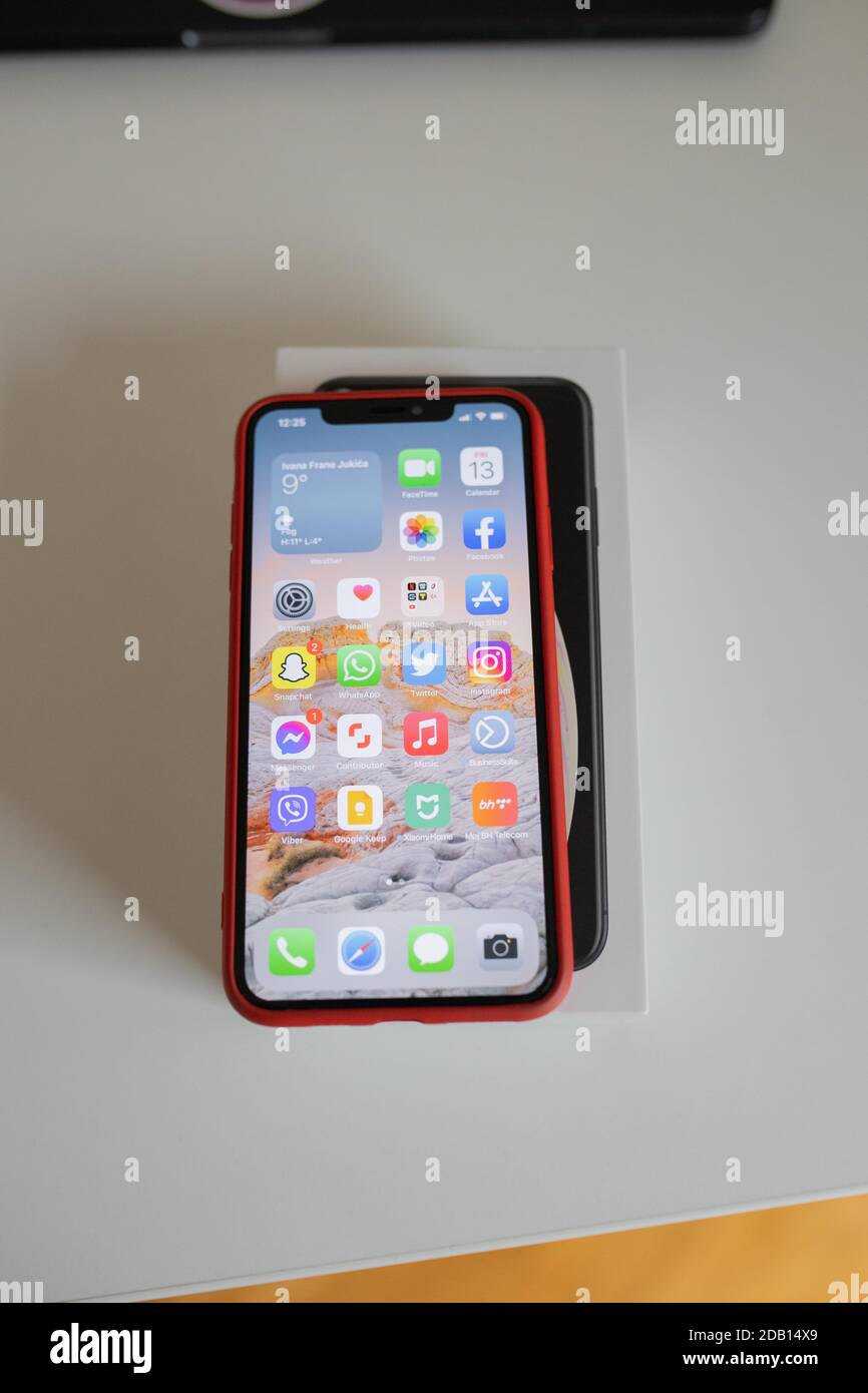 Iphone 13 apps hi-res stock photography and images - Alamy