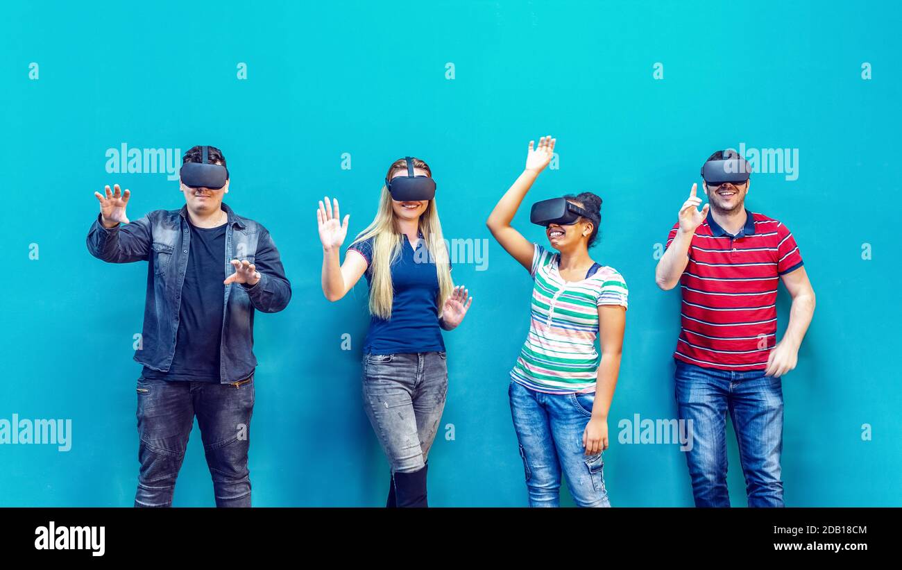 Vr group hi-res stock photography and images - Alamy