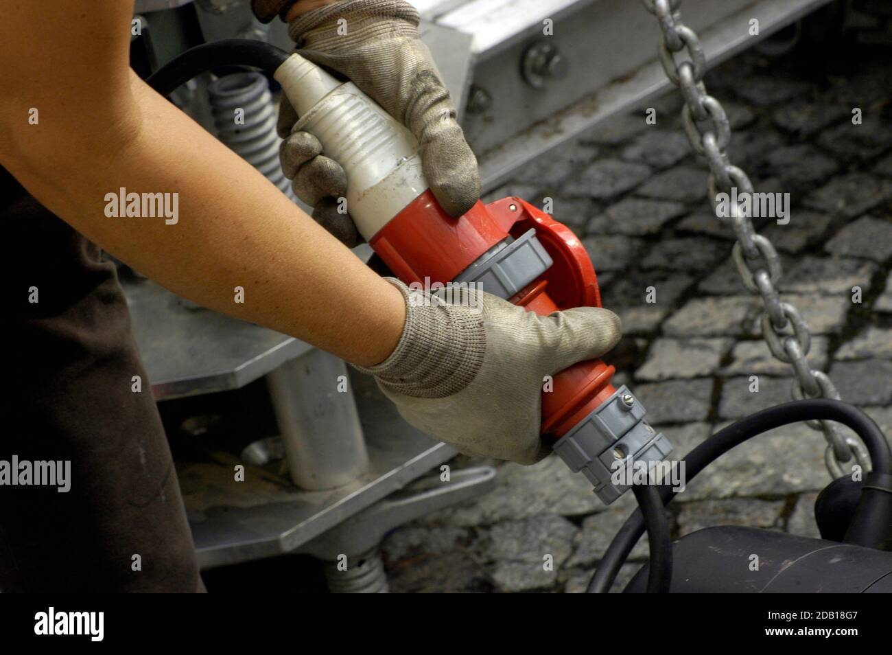 heavy current power plug and cable for distributing large currents ...