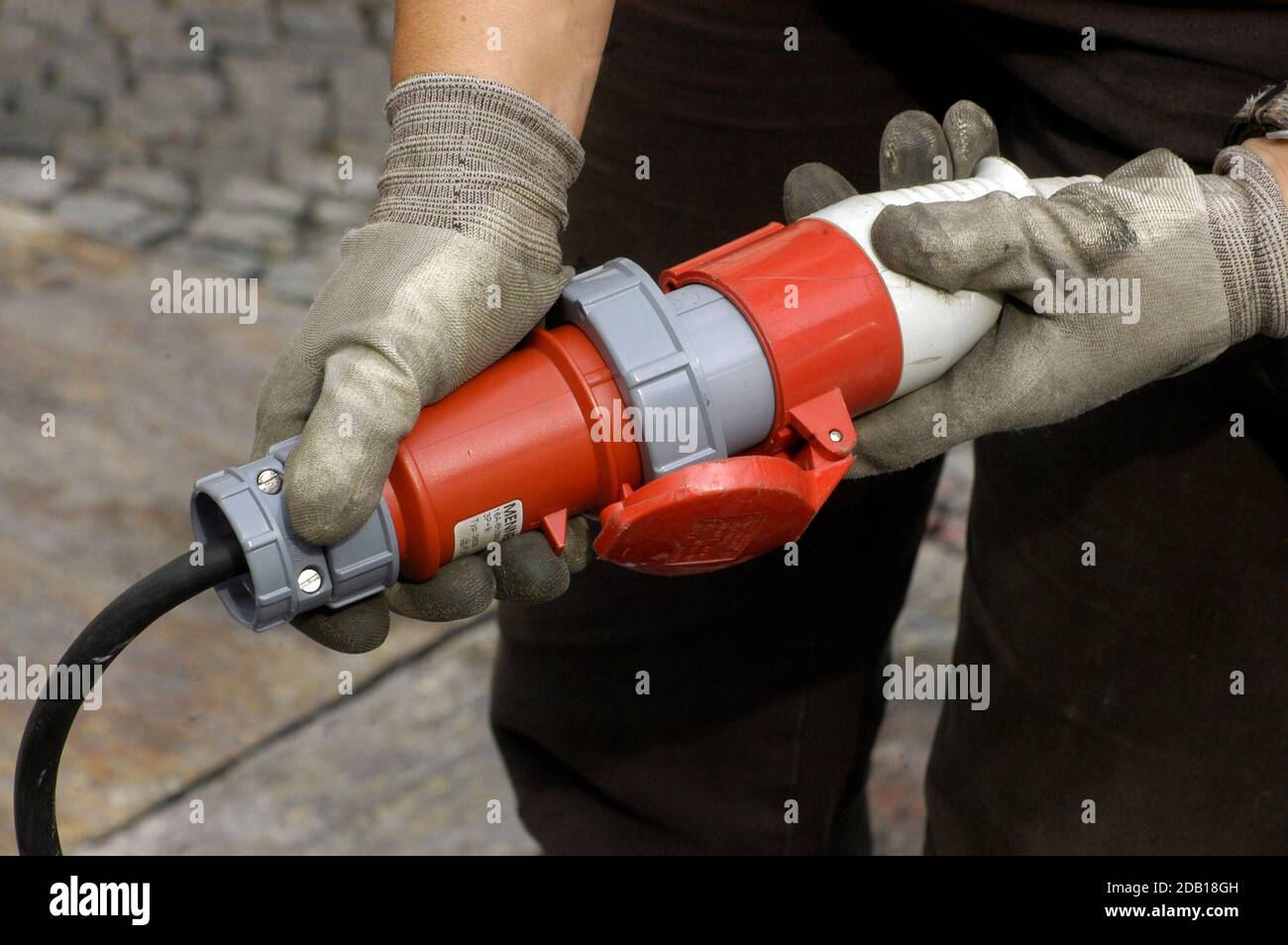 heavy current power plug and cable for distributing large currents ...