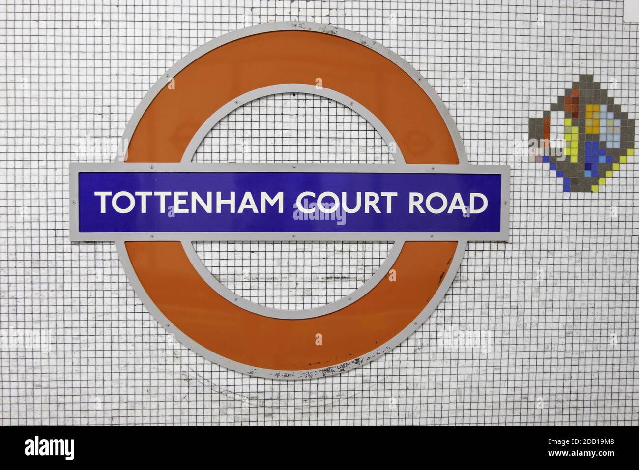 Tottenham court road tube sign sign hi-res stock photography and images ...