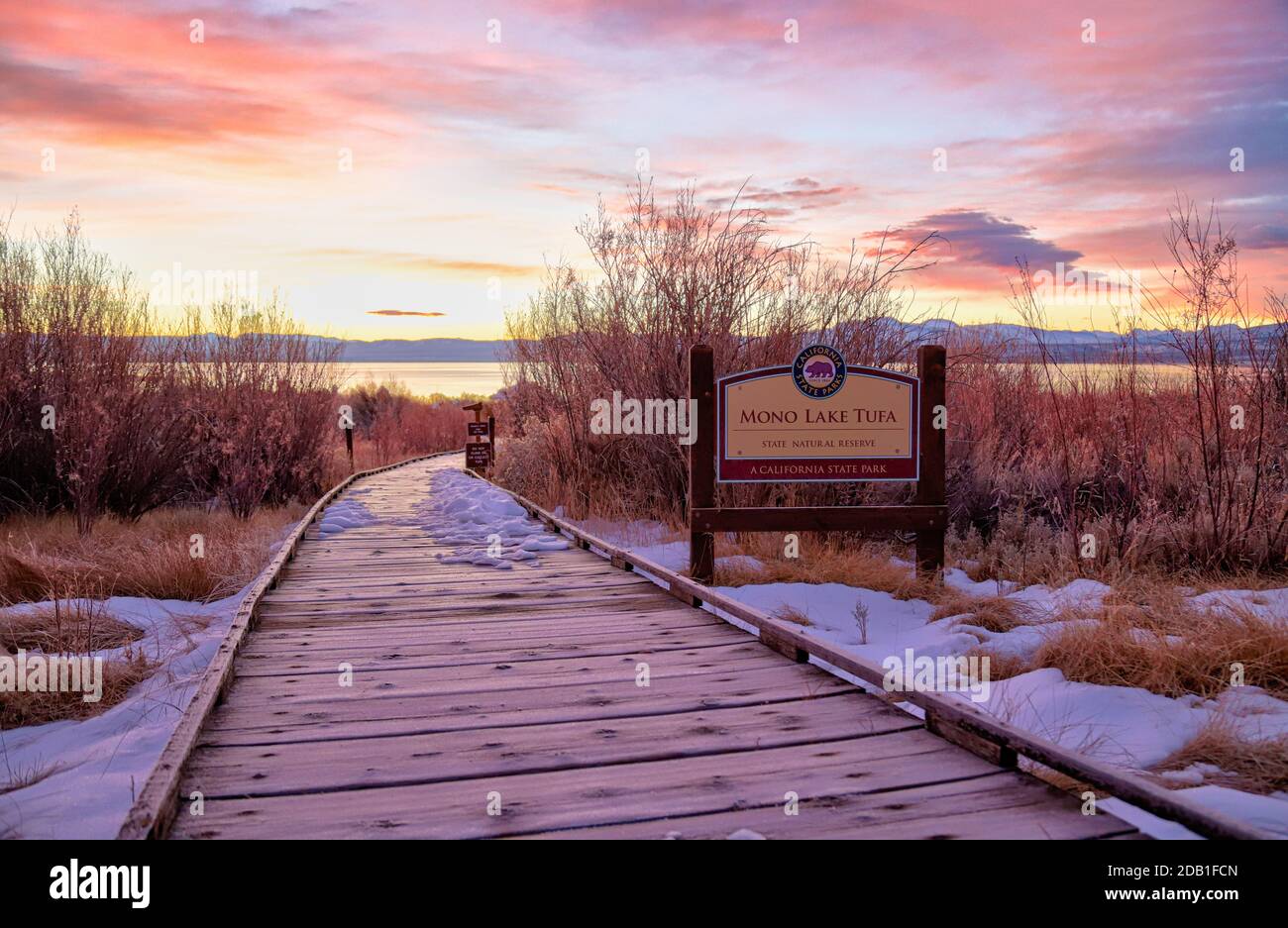 Lee vining sign hi-res stock photography and images - Alamy