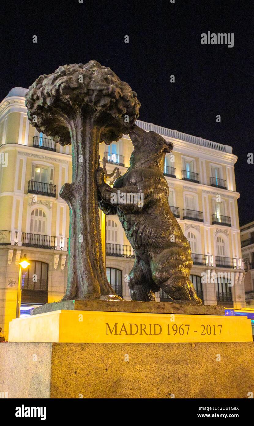 Statue of the Bear and strawberry tree at night in Madrid, Spain ...