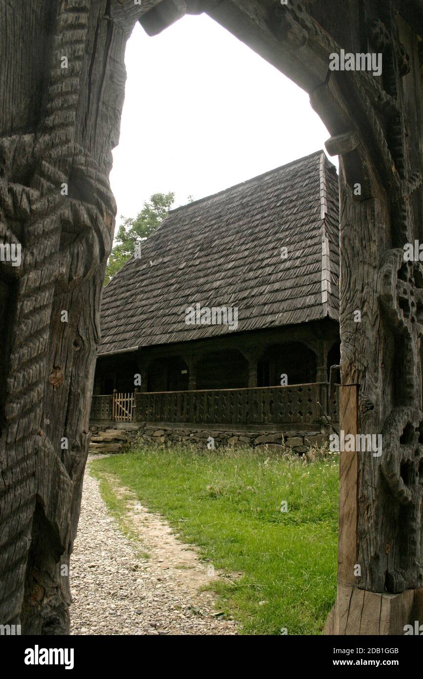 Wooden gate maramures hi-res stock photography and images - Alamy