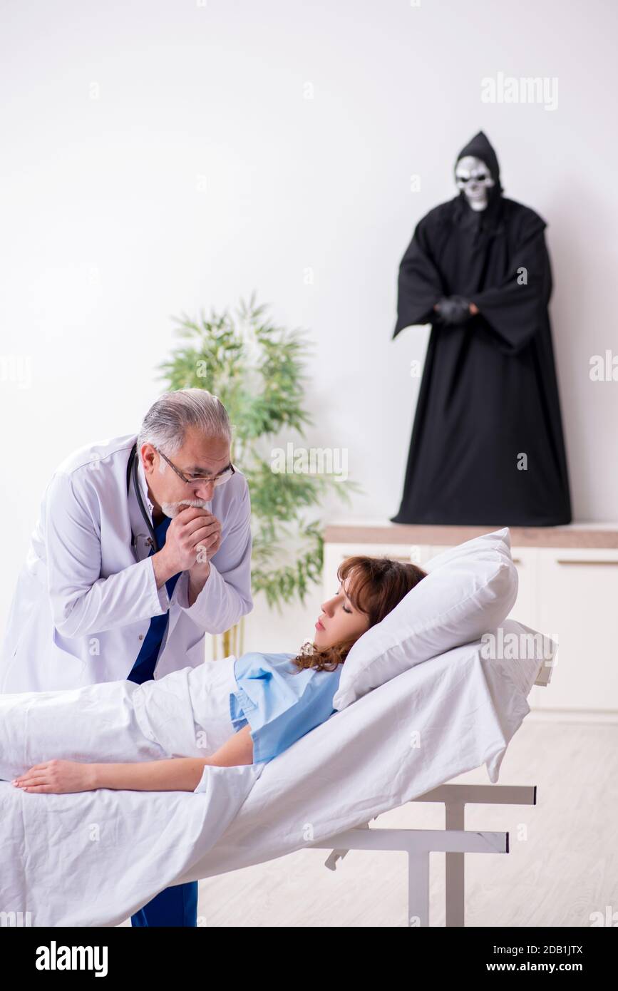 Doctor upset old female patient hi-res stock photography and images - Alamy