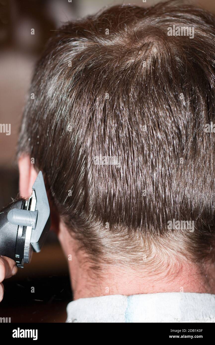 Barber cutting hair with clipper men Stock Photo - Alamy
