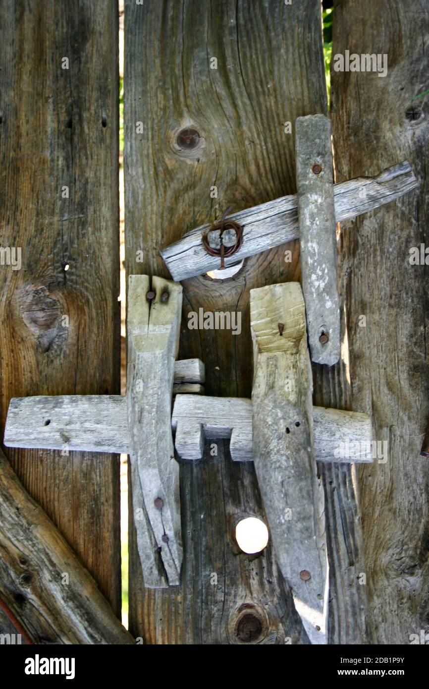 Simple wooden latch at a gate in Romania's countryside Stock Photo - Alamy