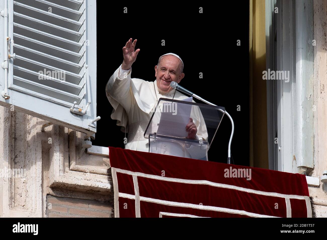 Rome, Italy. 15th Nov, 2020. November 15, 2020 : Pope Francis waves as ...