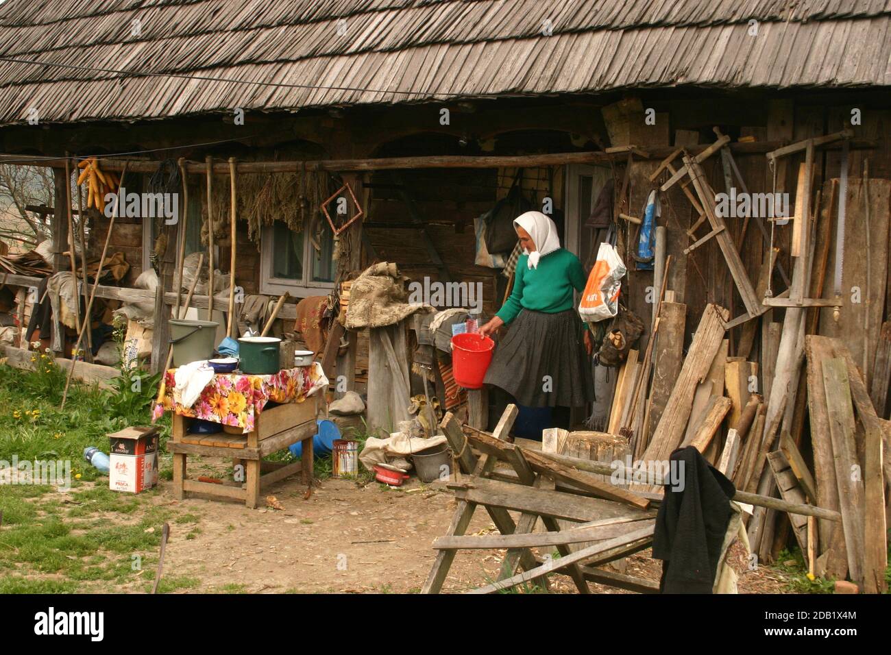 Cluttered yard hi-res stock photography and images - Alamy