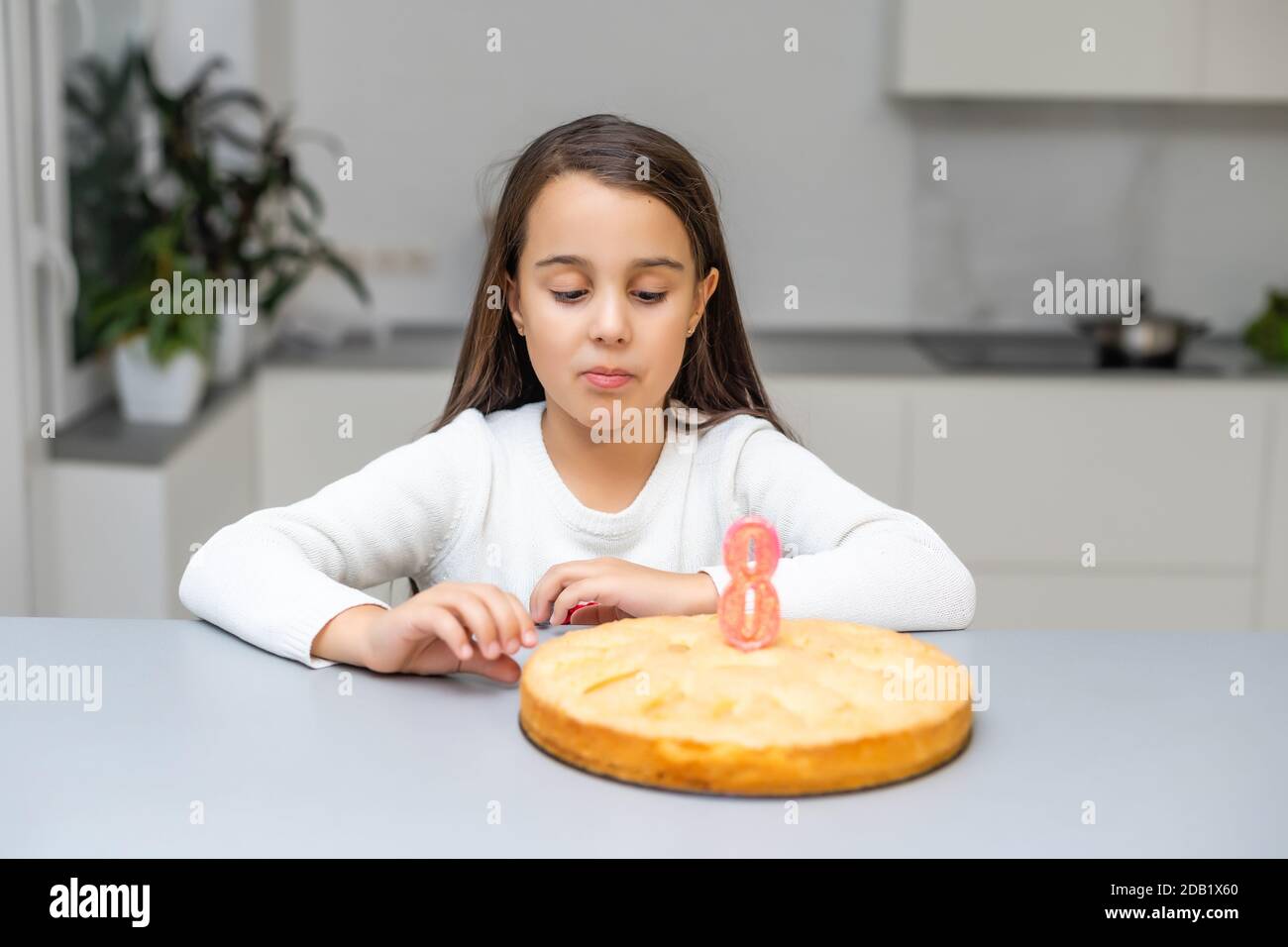 little girl showing apple pie that she baked Stock Photo - Alamy