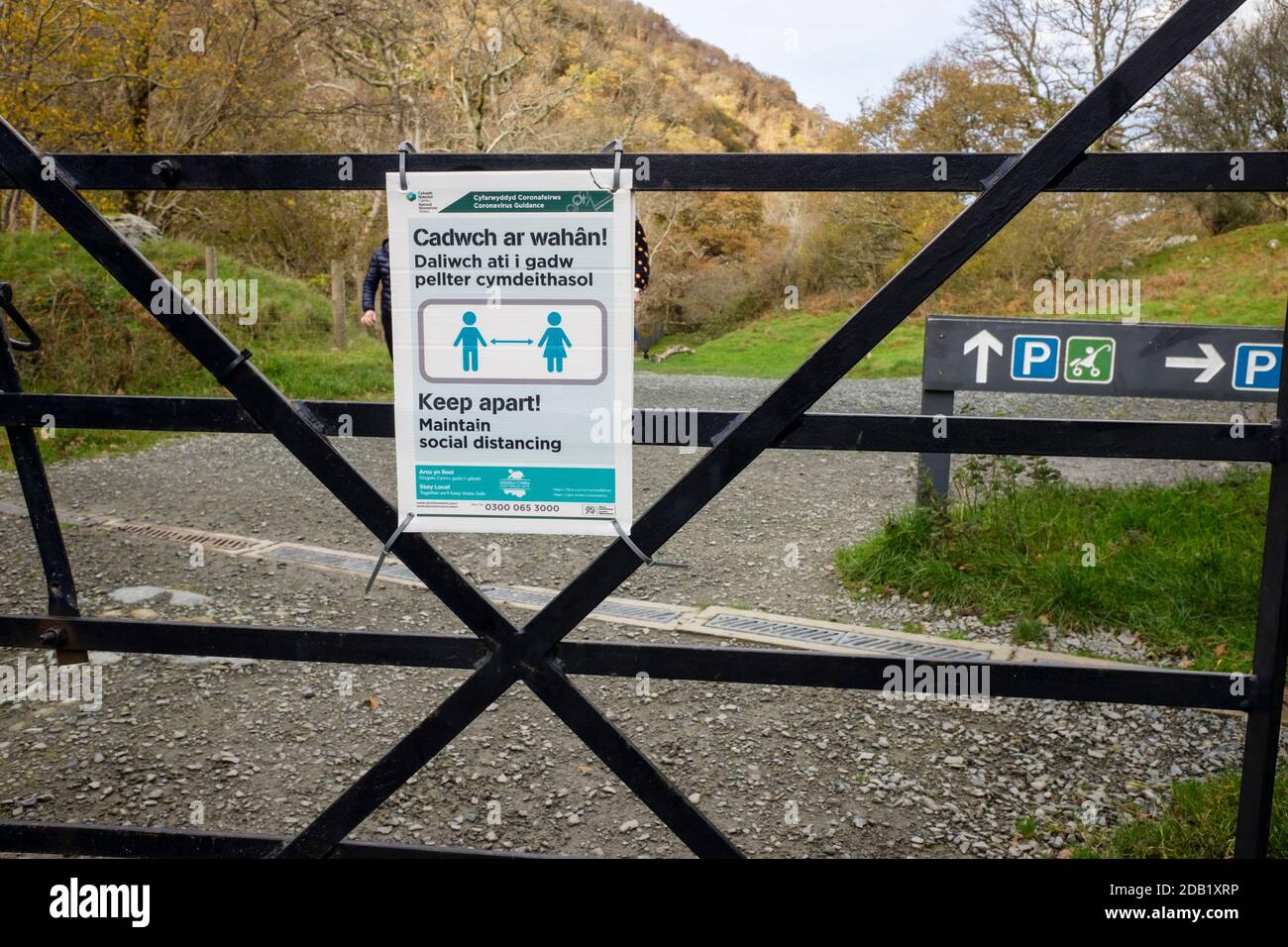 Coronavirus pandemic Covid-19 bilingual sign warning Keep apart ...
