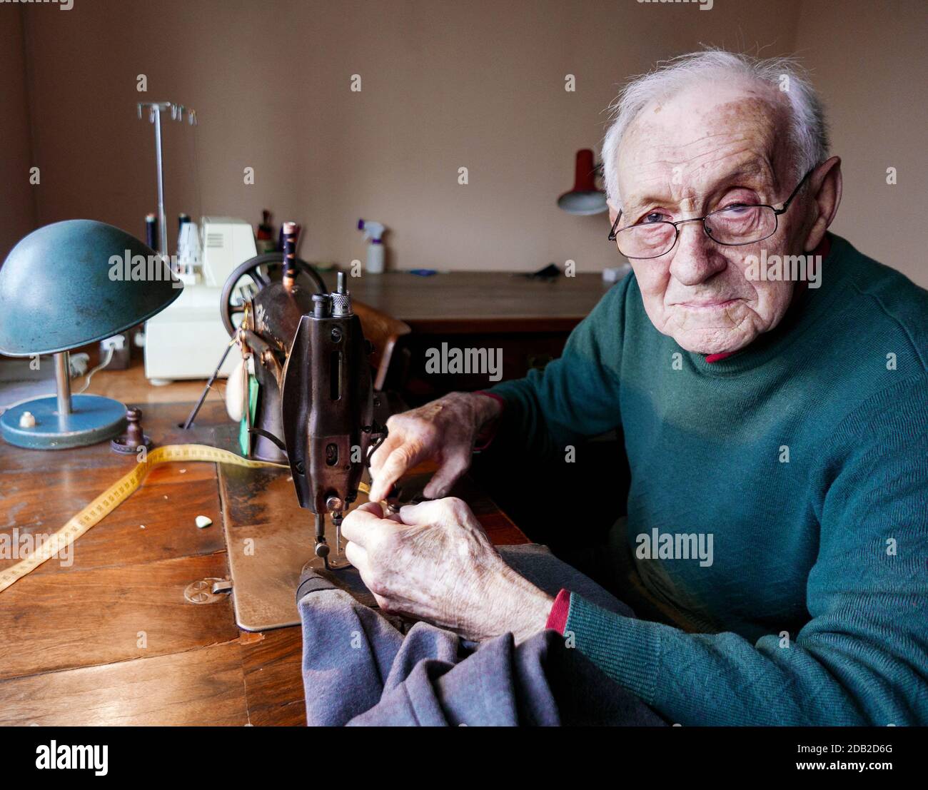 Sewing vintage hi-res stock photography and images - Alamy